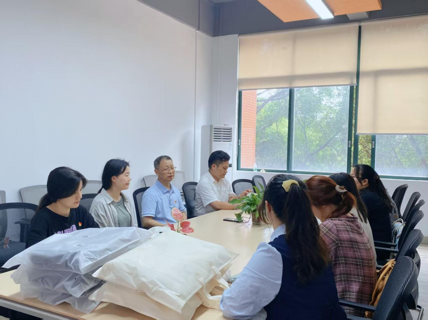 教师教育学院举办暖心工程“情暖学子心，党旗耀关怀”慰问困难学生党员代表活动-广州华商学院